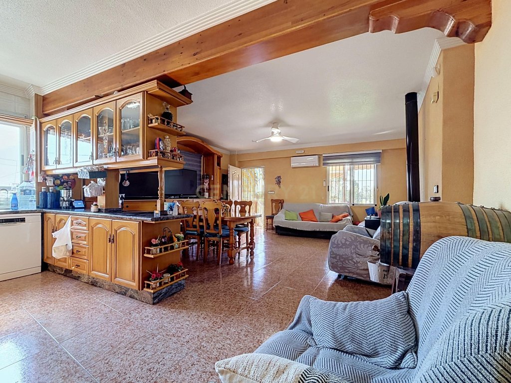 Finca única con vivienda, amplios espacios y parcela anexa en San ...