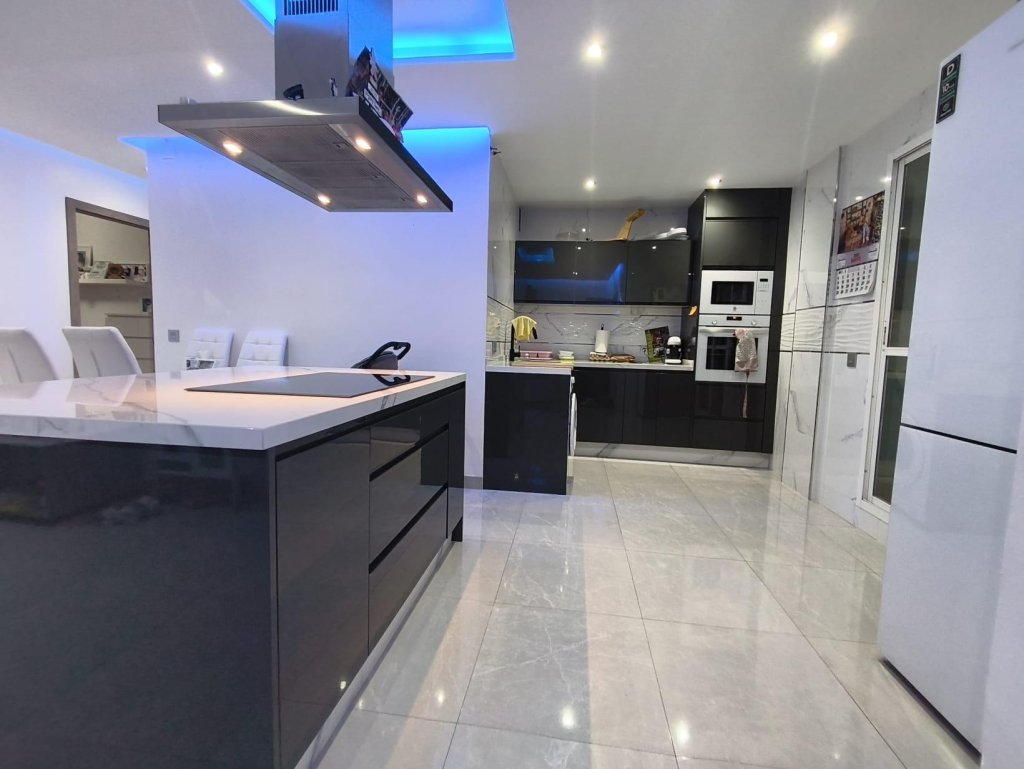 PISO PARA ENTRAR A VIVIR CON TERRAZA Y GARAJE