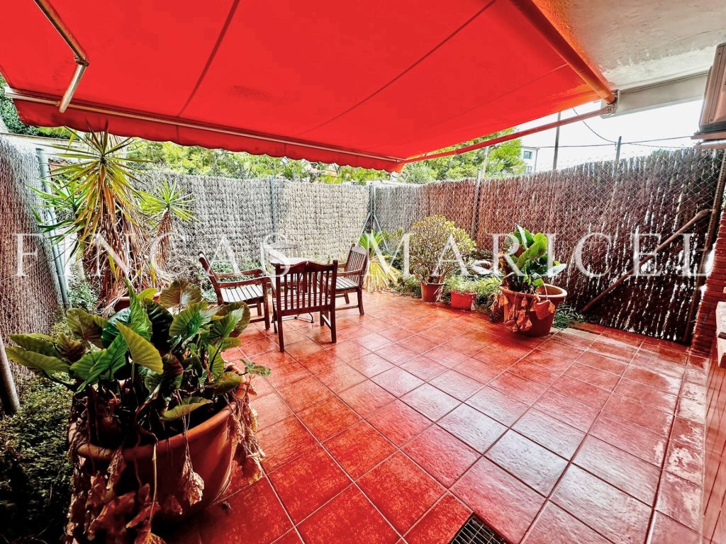 PLANTA BAJA CON PISCINA Y PARKING - SITGES